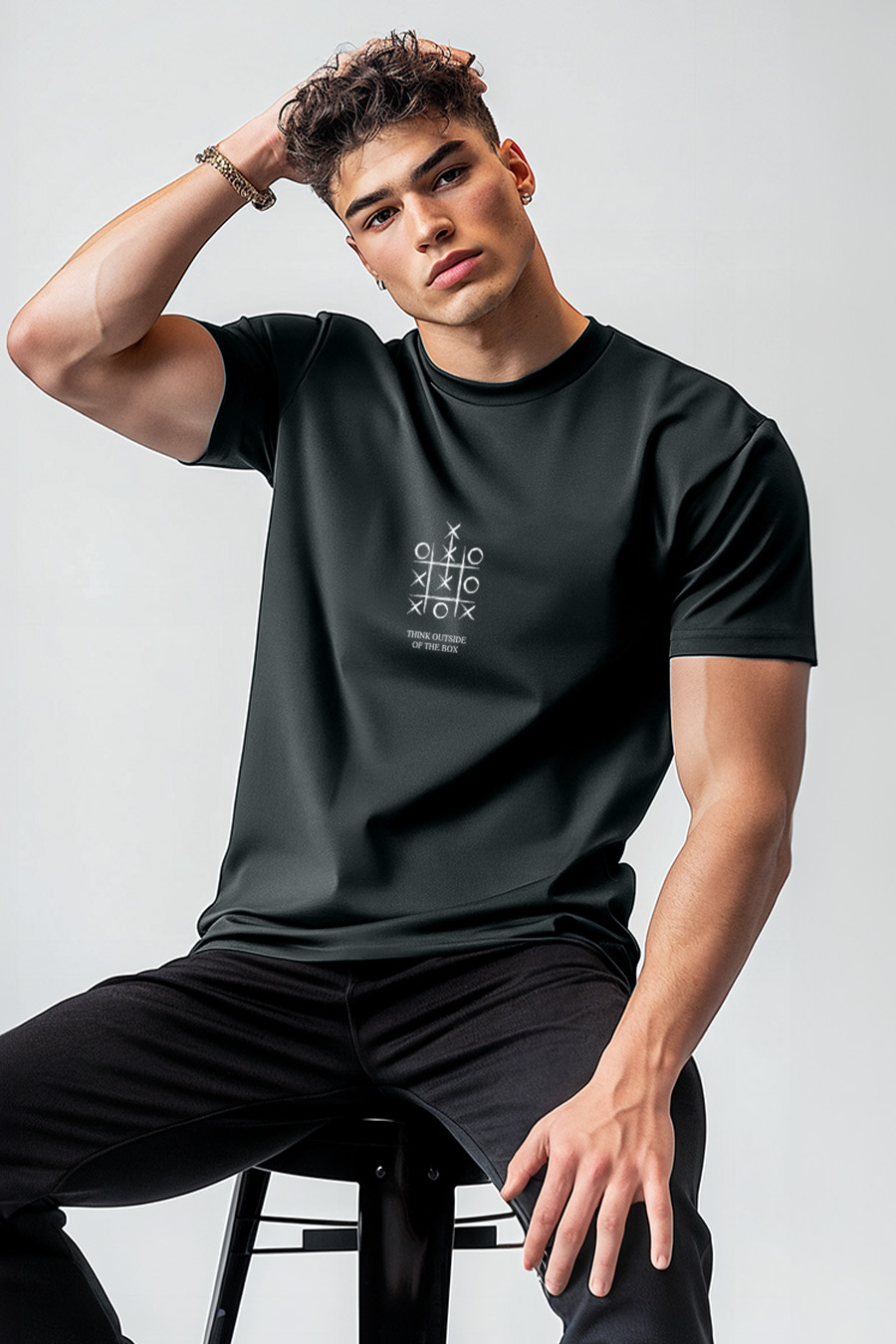 T-shirt in Colore Grigio Ferro con Stampa Think Outside The Box - Hedrix IT